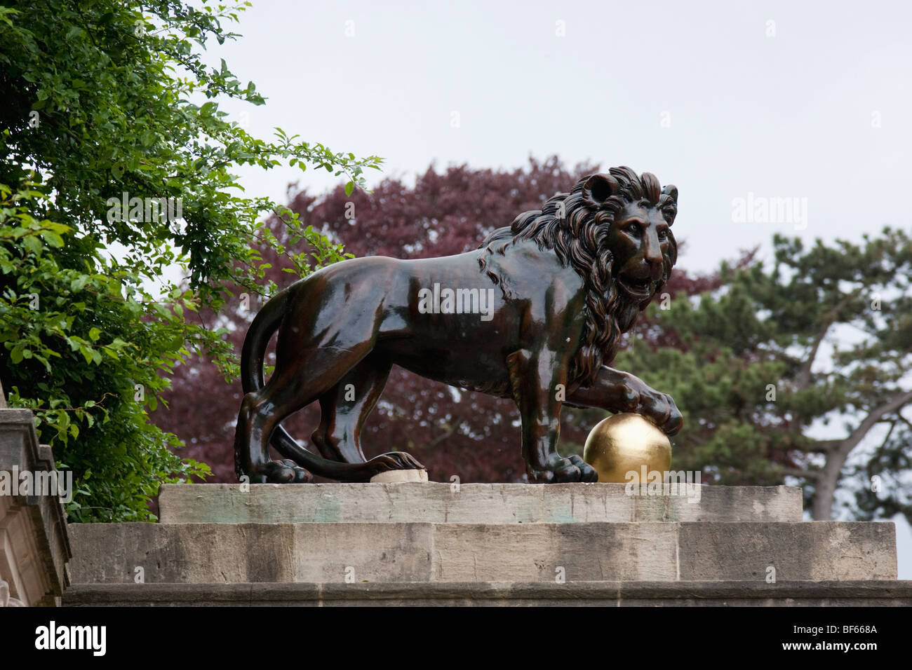 Lion on top of gate in gravel walk bath hi-res stock photography and ...