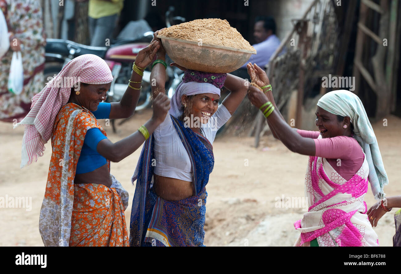 Women carrying sand on their heads hi-res stock photography and images ...