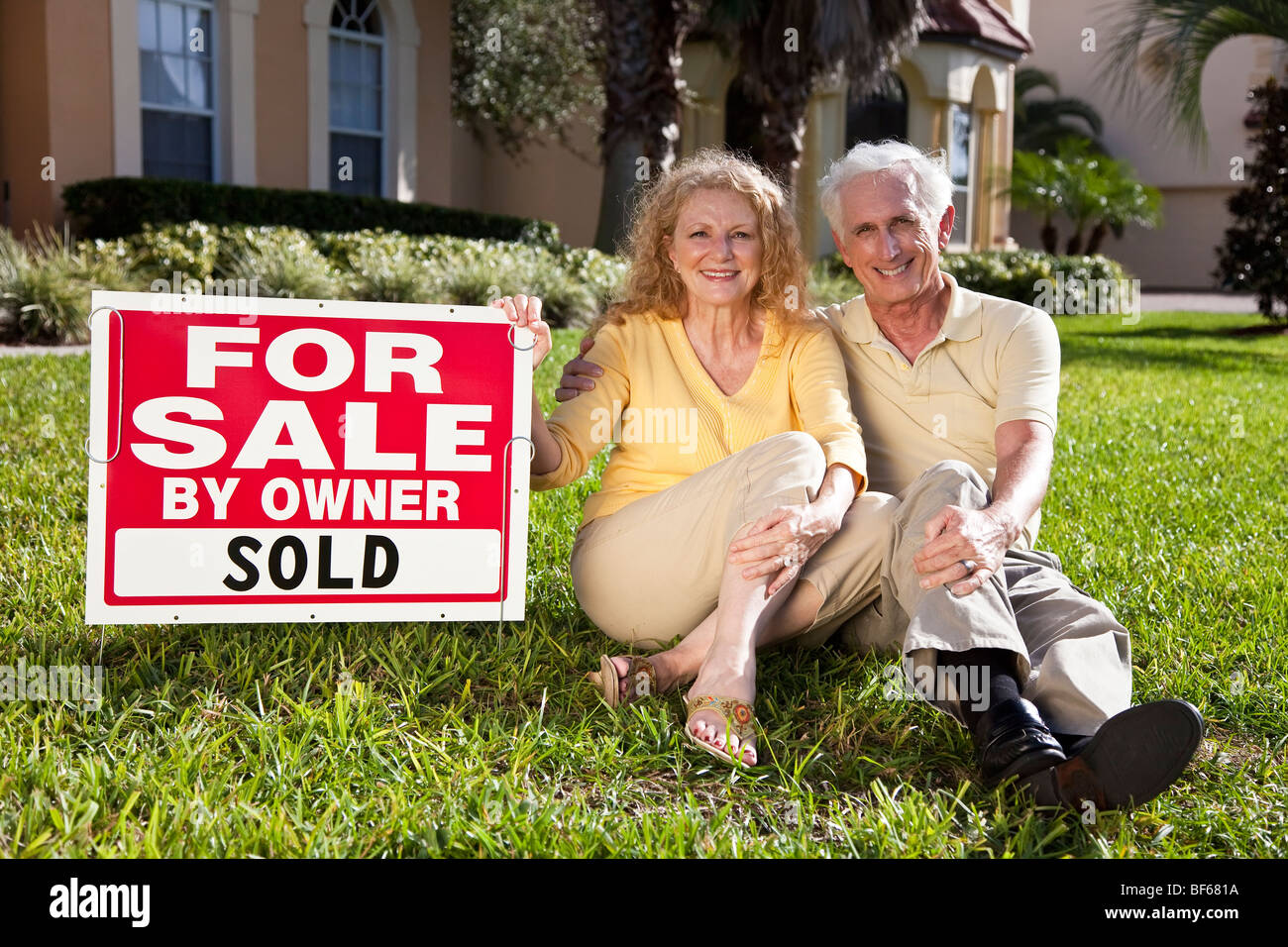 Sold house sign hi-res stock photography and images - Alamy