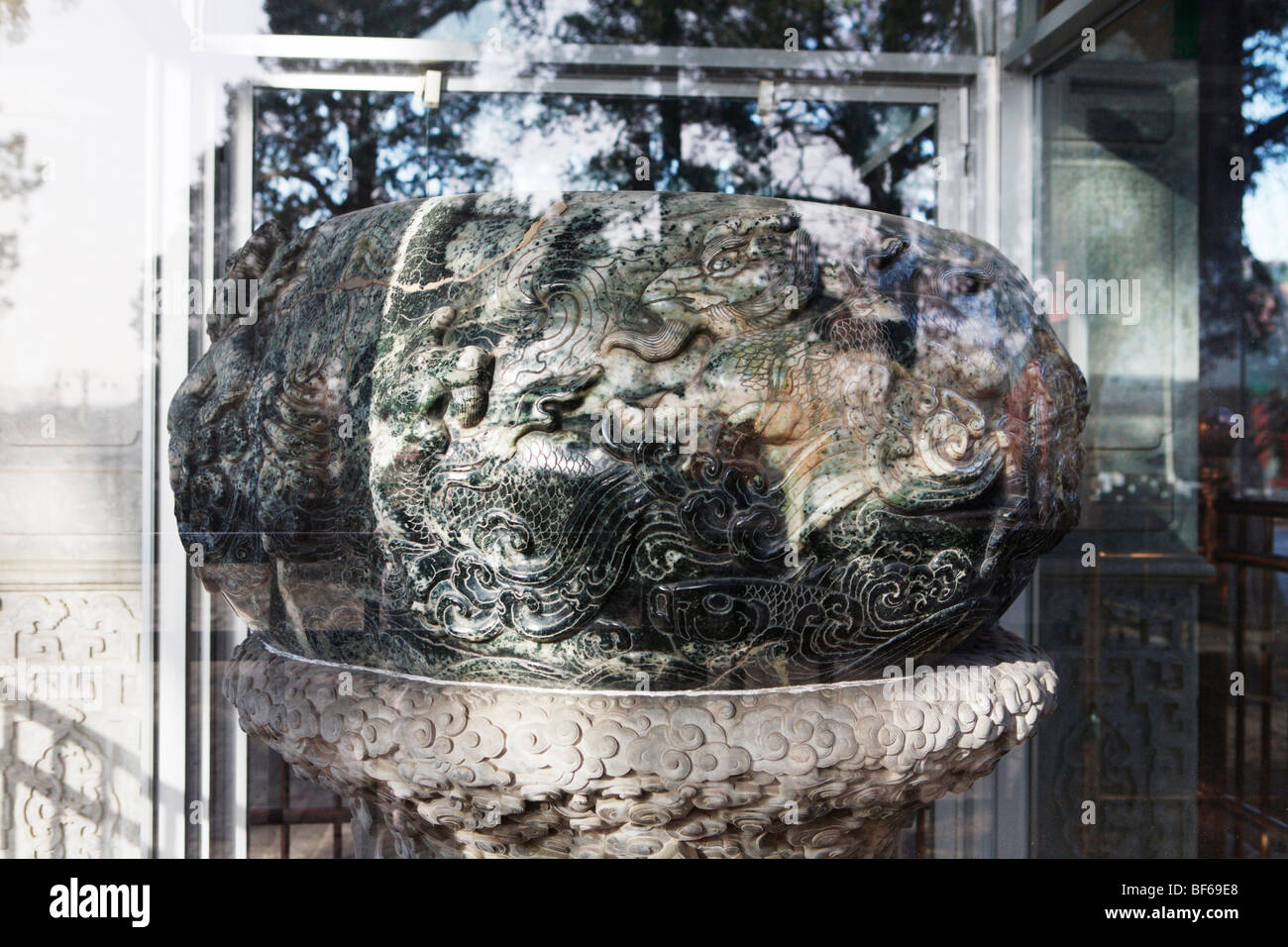 Jade vessel carved with exquisite dragon and wave pattern from Yuan ...