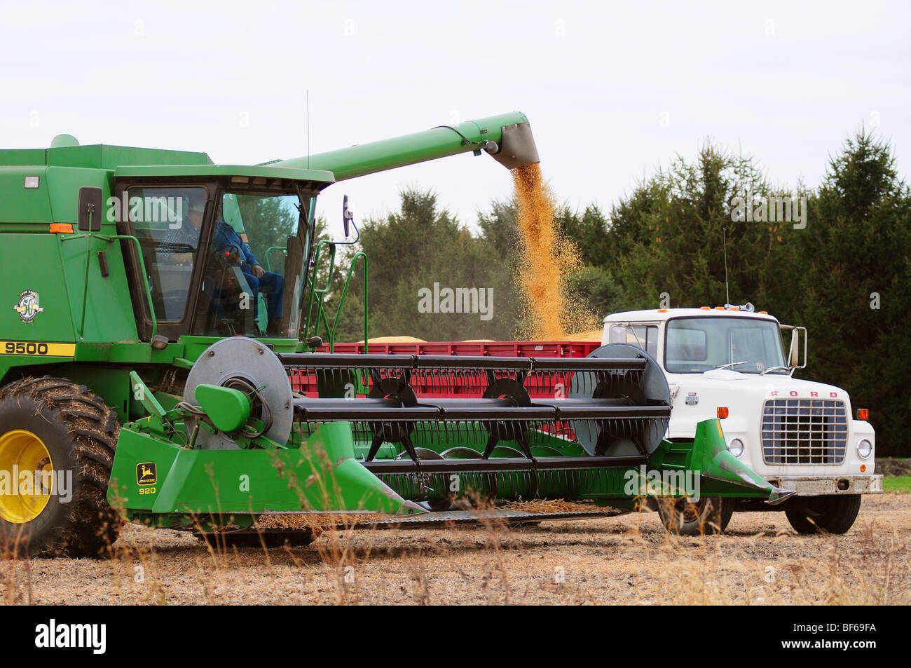 Farmer harvesting soybeans hi-res stock photography and images - Alamy