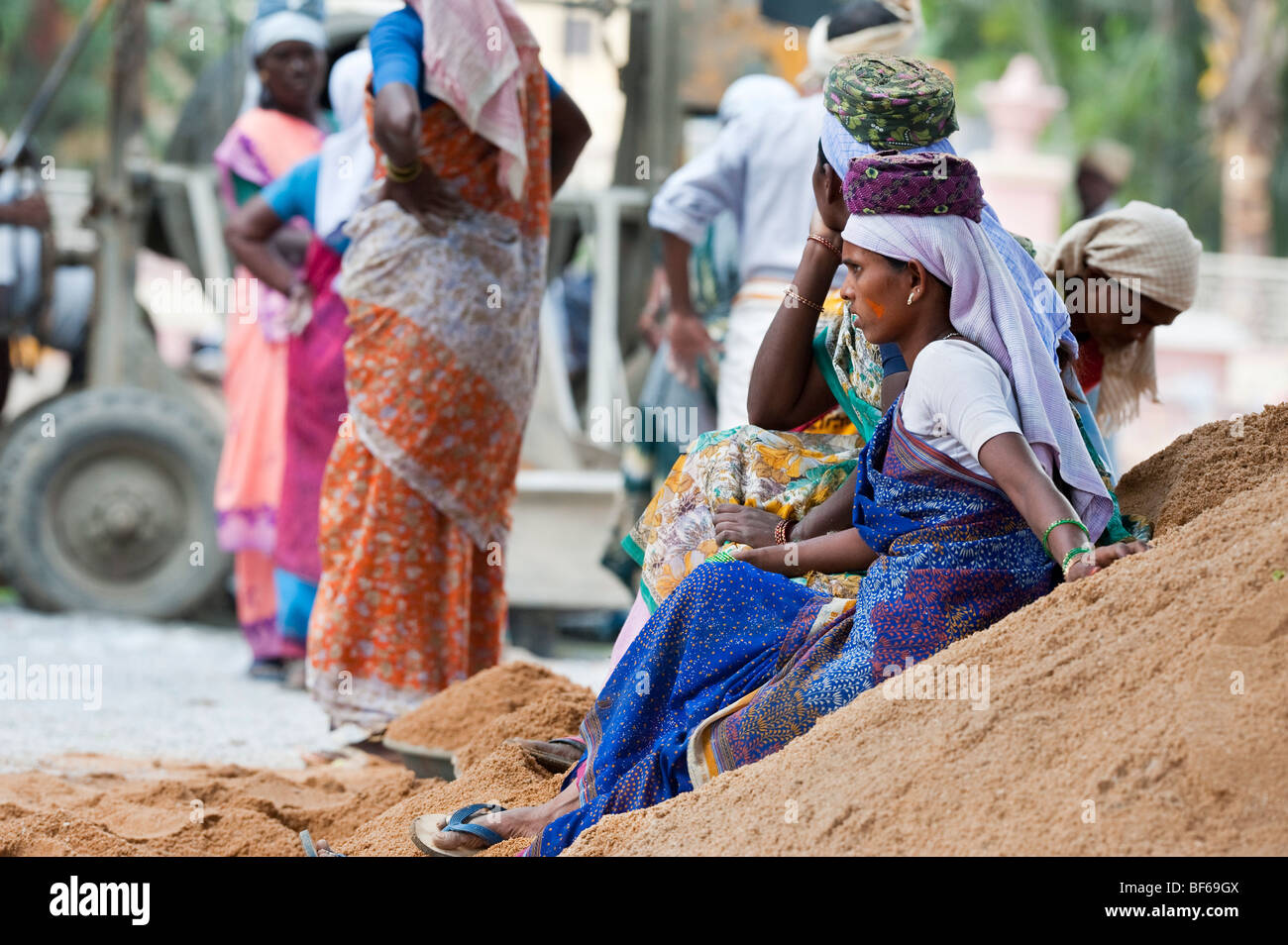 Women labourer construction hi-res stock photography and images - Alamy