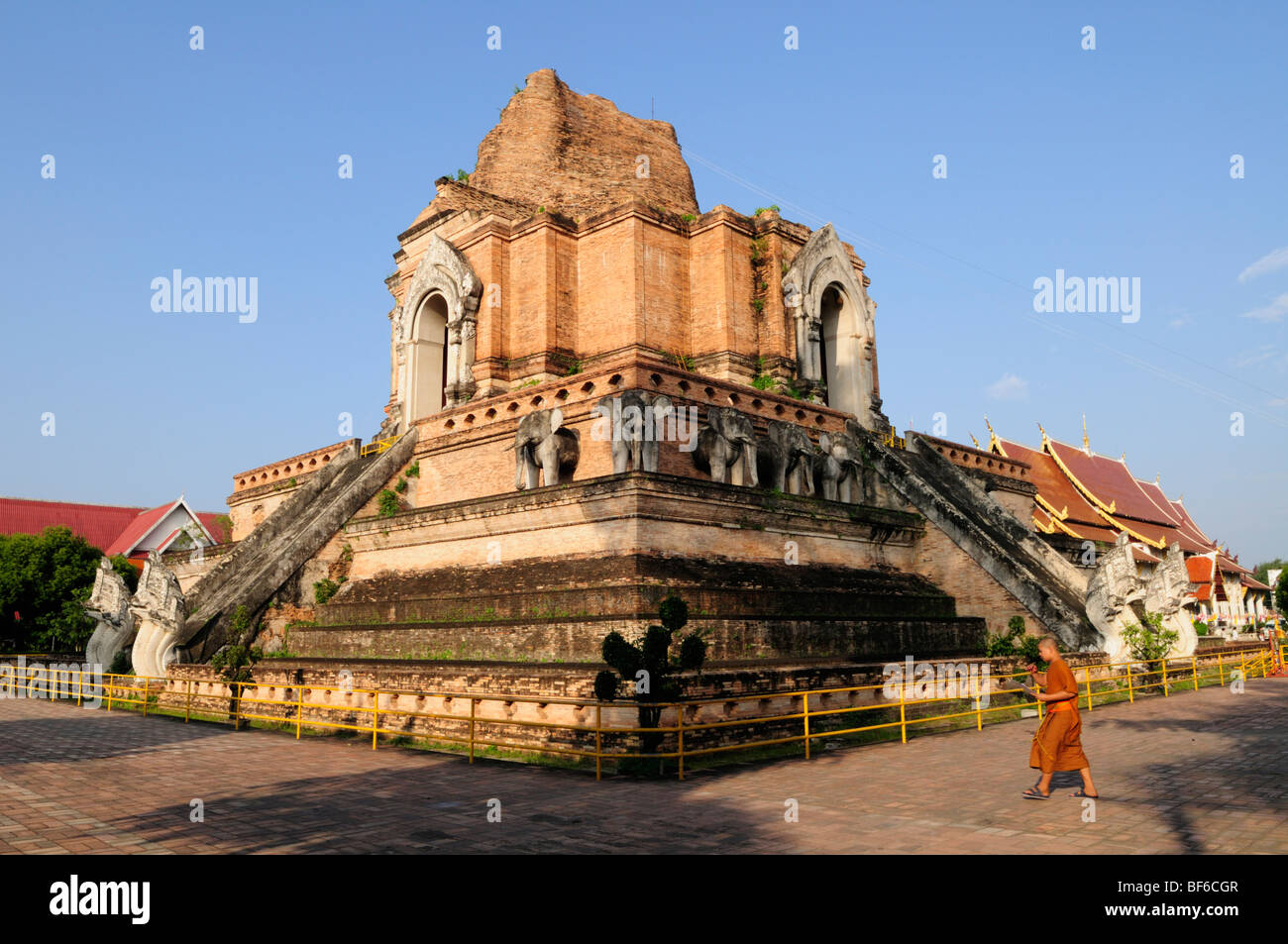 Buddhist chedi stupa temple hi-res stock photography and images - Alamy