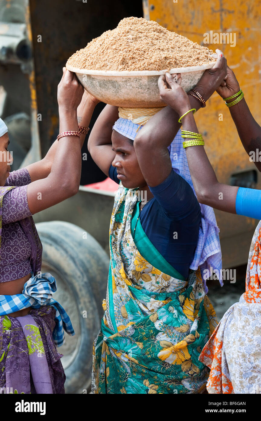 Workers head loads india hi-res stock photography and images - Alamy