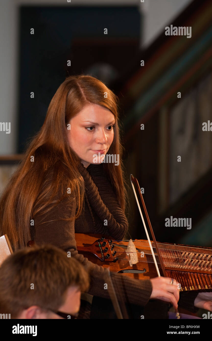 Violinist player hi-res stock photography and images - Alamy