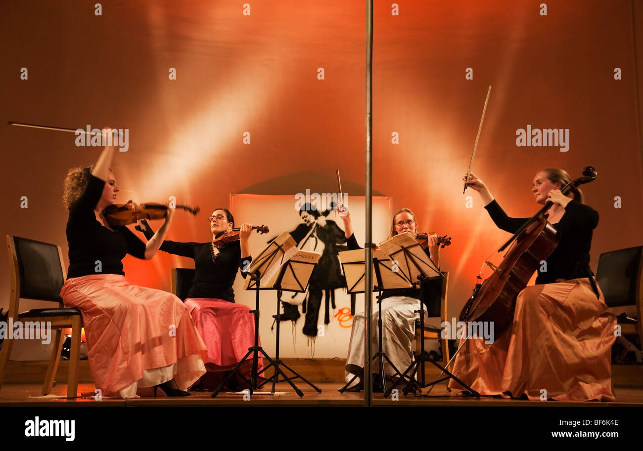 String quartets hi-res stock photography and images - Alamy
