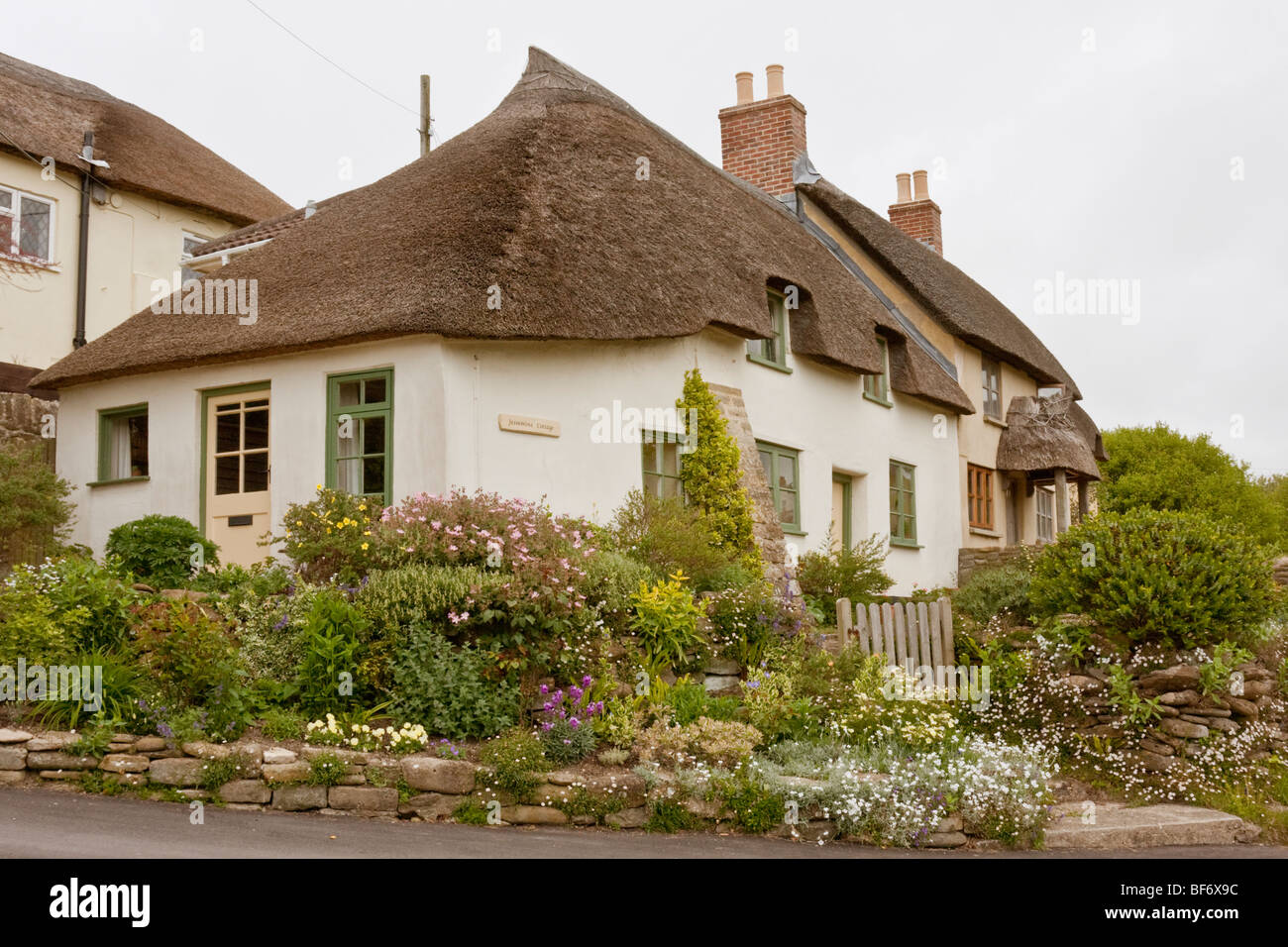 Cute thatched cottage hi-res stock photography and images - Alamy