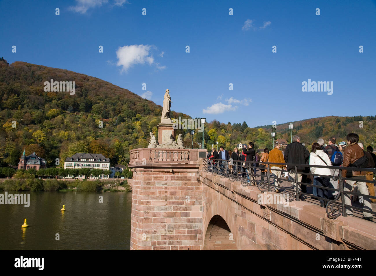 Tourists on the old bridge in Heidelberg, river Neckar, Baden ...