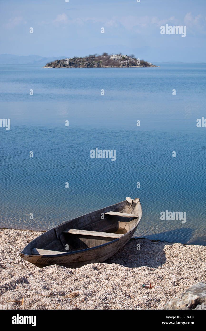 Single rowing boat hi-res stock photography and images - Alamy