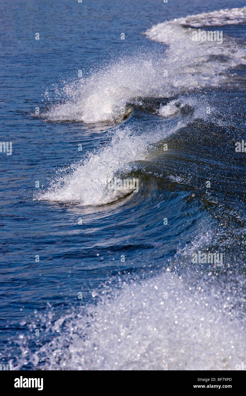 Ocean breaking waves hi-res stock photography and images - Alamy