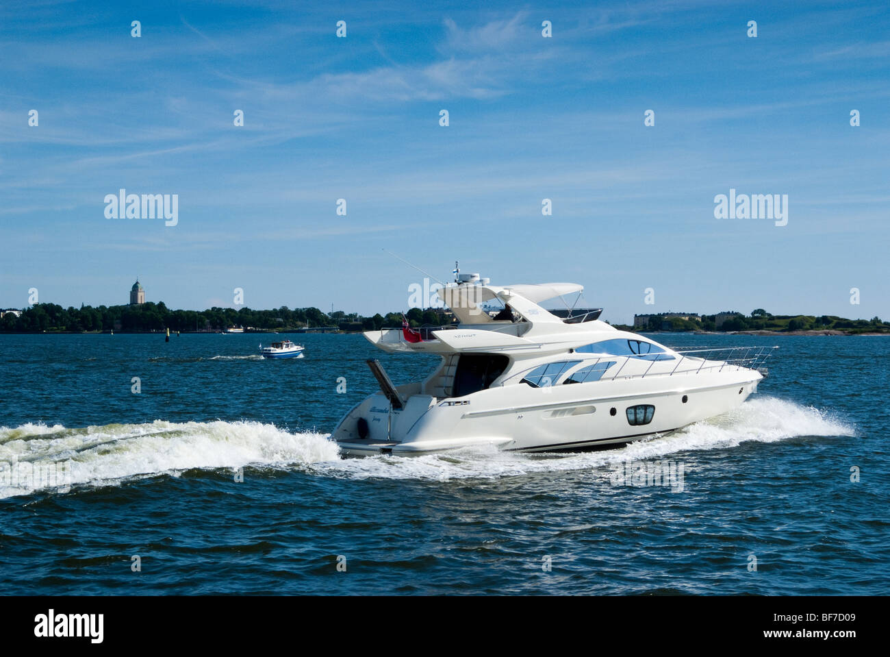 Powerboat in harbour hi-res stock photography and images - Alamy