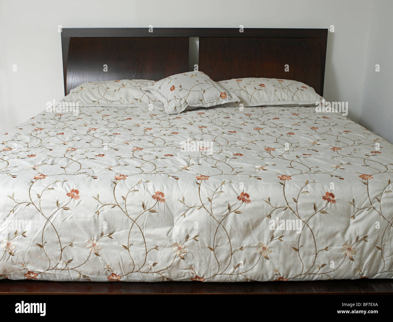 Made up bed hi-res stock photography and images - Alamy