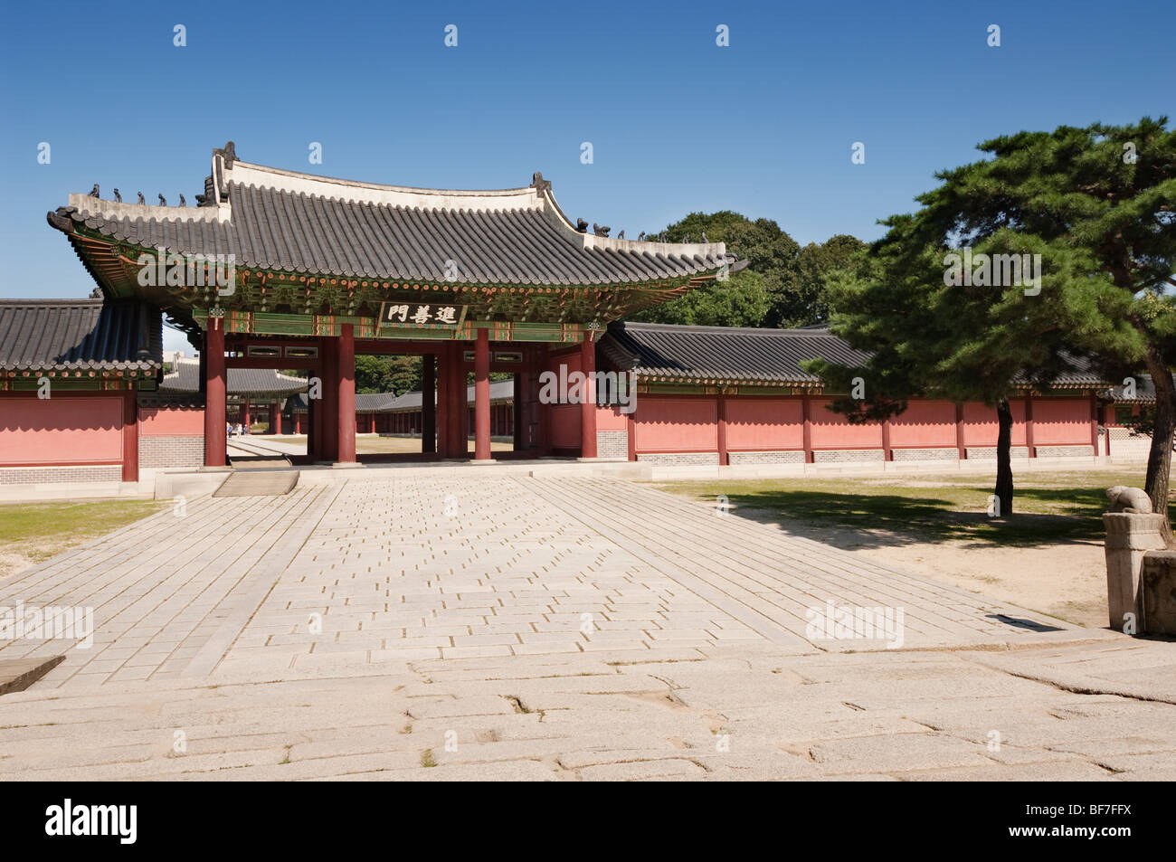 Jinseonmun Gate seen from the Geumcheongyo Bridge in Changdeokgung ...