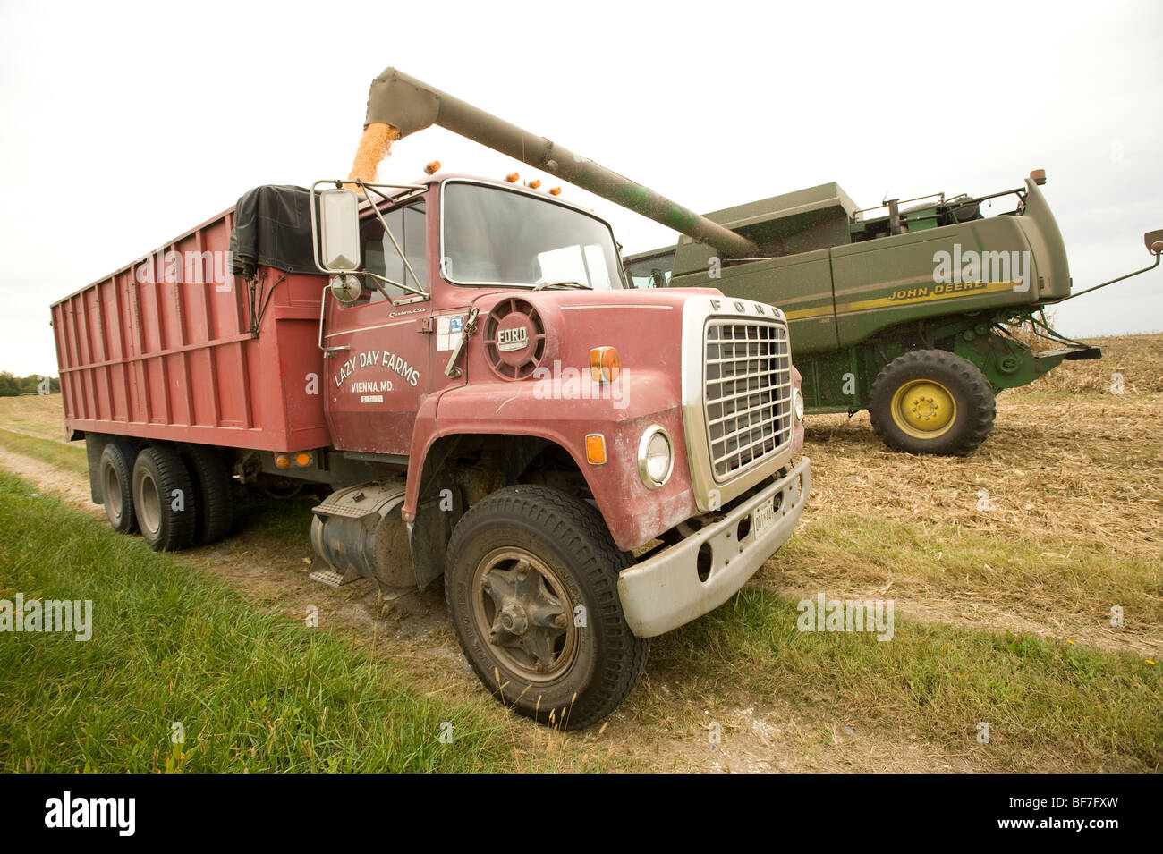 Truck unloading grain hi-res stock photography and images - Alamy