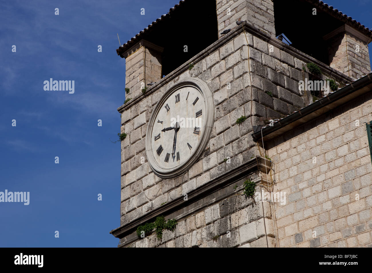 Stone clock face hi-res stock photography and images - Alamy