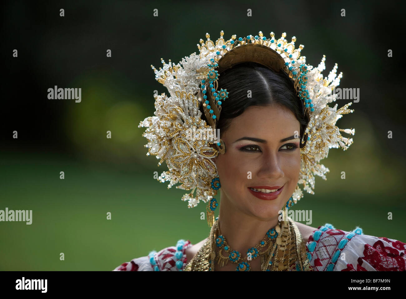 Vestido típico de panamá hi-res stock photography and images - Alamy
