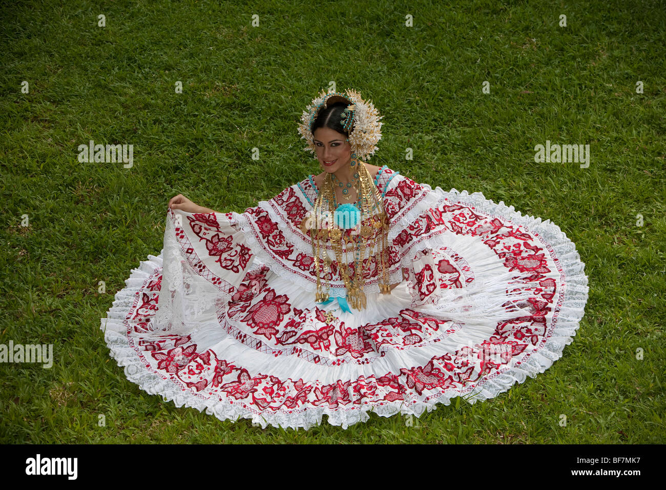 Vestido típico de panamá hi-res stock photography and images - Alamy