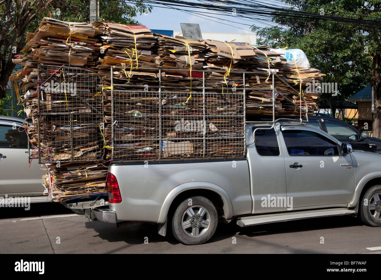 Overloaded Car Stock Photos & Overloaded Car Stock Images - Alamy