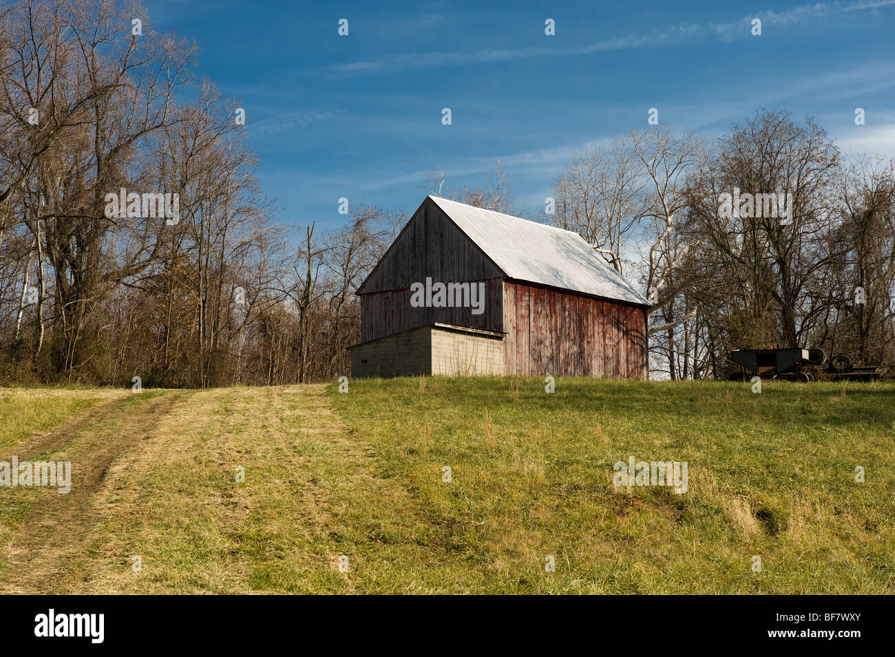 Tobacco barn hi-res stock photography and images - Alamy