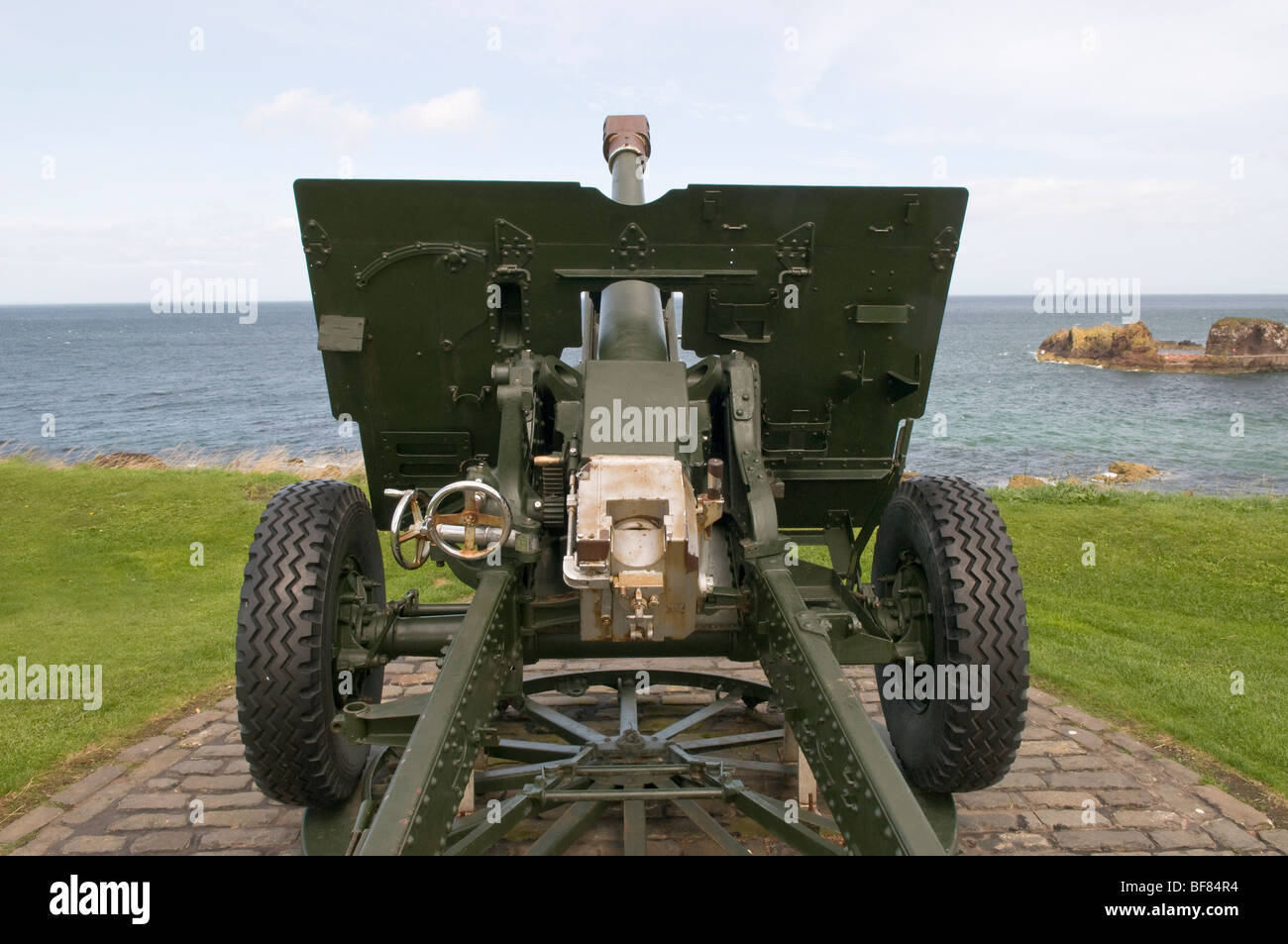 Old WW2 artillery gun on display over looking the harbour at Dunbar ...