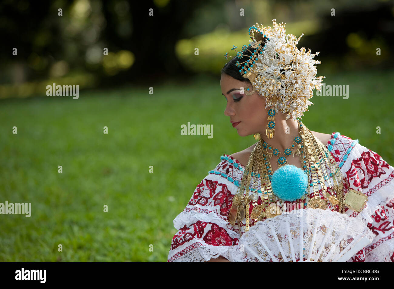 Vestido típico de panamá hi-res stock photography and images - Alamy