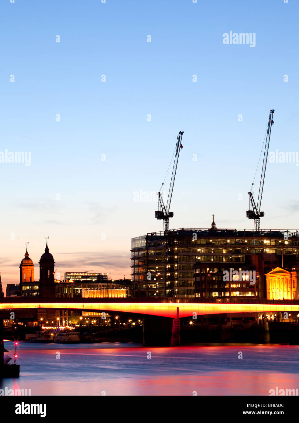 London night river pier hi-res stock photography and images - Alamy