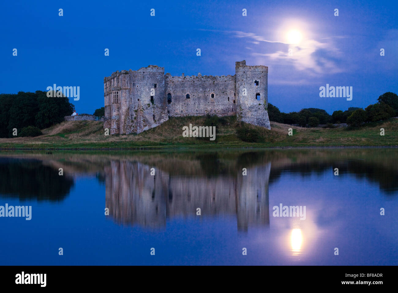 Carew castle night hi-res stock photography and images - Alamy