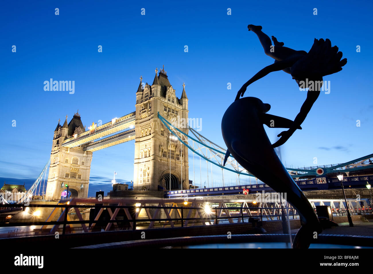 London tower bridge blue sky dolphin hi-res stock photography and ...