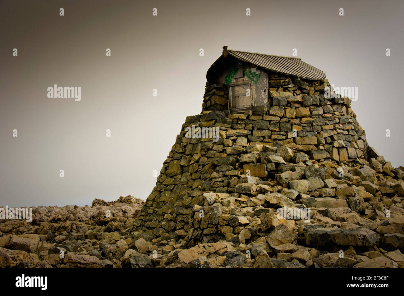 Survival hut at the summit of Ben Nevis Stock Photo - Alamy