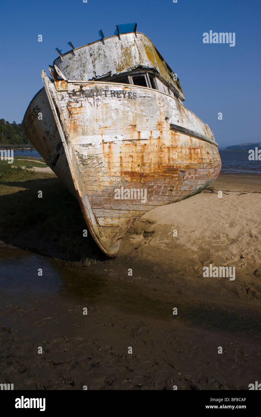 Stranded boat hi-res stock photography and images - Alamy