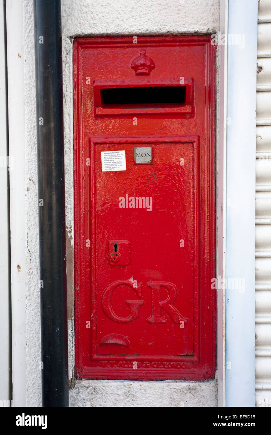 Mail box, Royal Mail, red post-box, England Stock Photo - Alamy