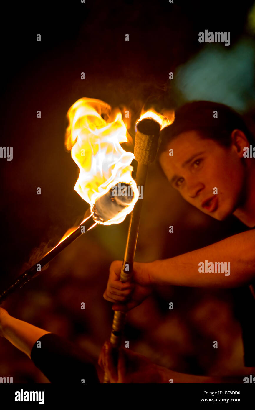 Night street performers hi-res stock photography and images - Alamy