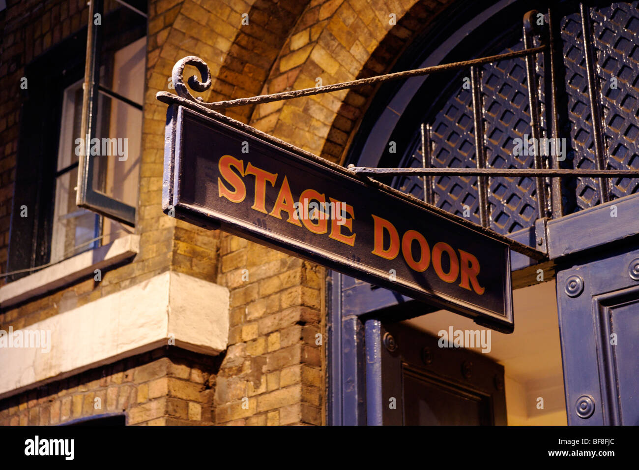 Theatre stage door sign night hi-res stock photography and images - Alamy