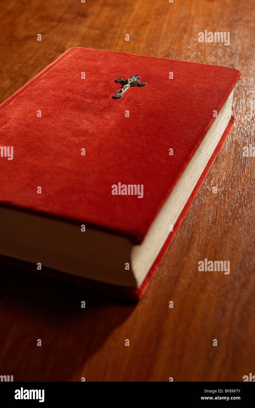 Closed bible hi-res stock photography and images - Alamy