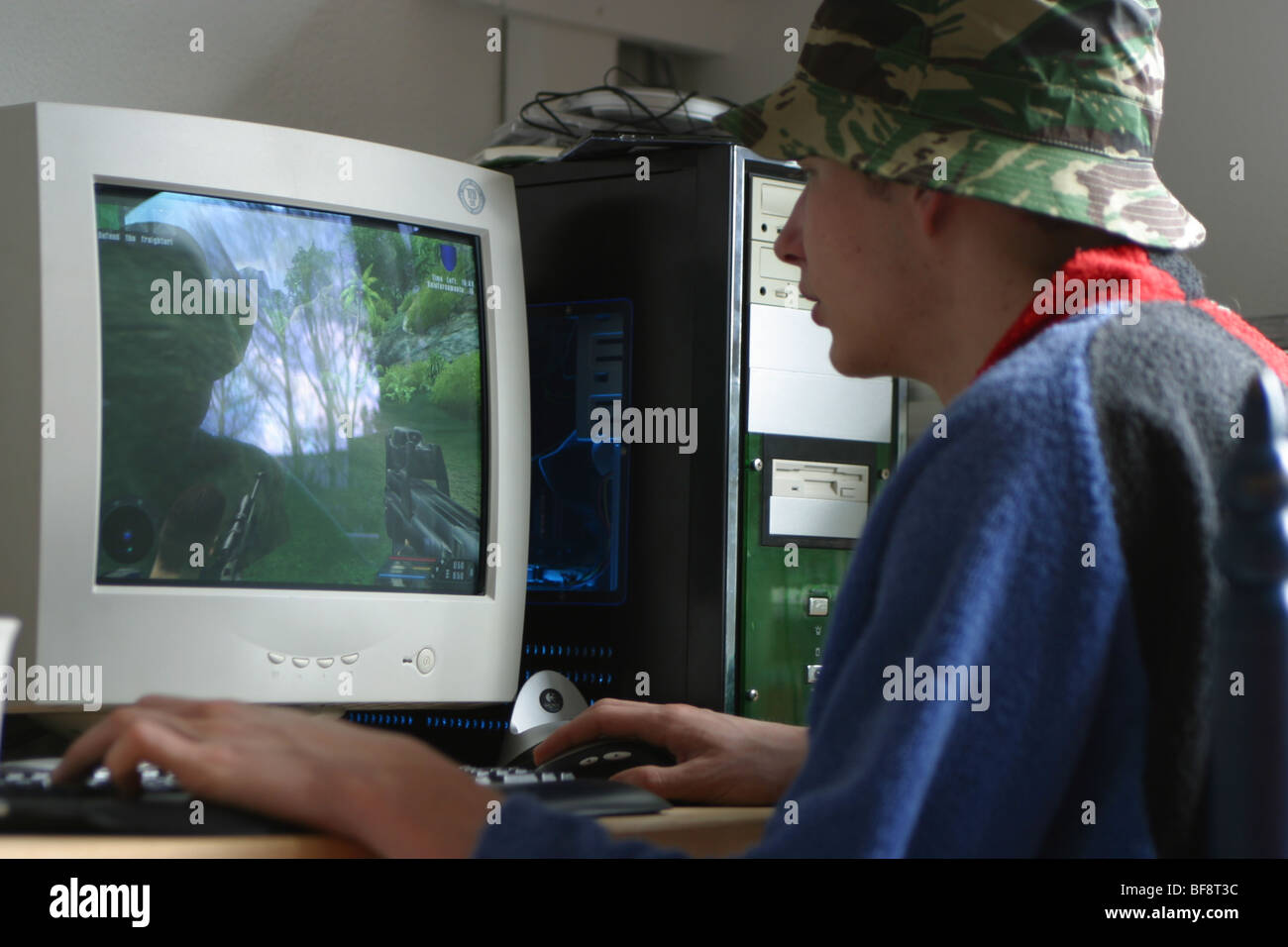 Teen males computer game hi-res stock photography and images - Alamy