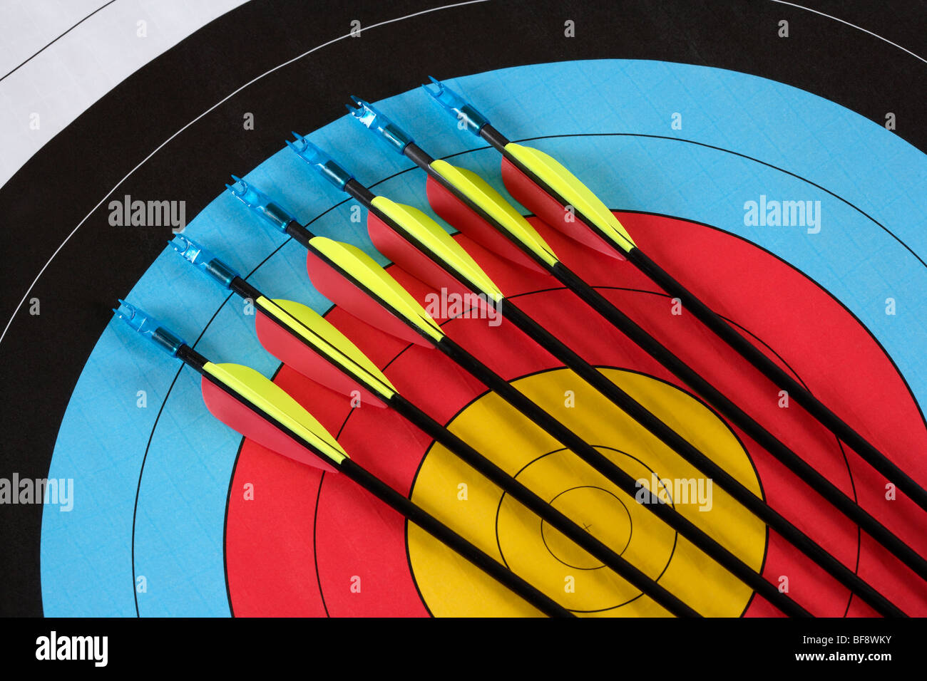 Target with arrows hi-res stock photography and images - Alamy
