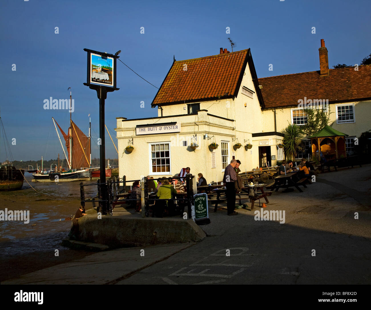 The Butt and Oyster pub, Pin Mill, Suffolk, England Stock Photo - Alamy