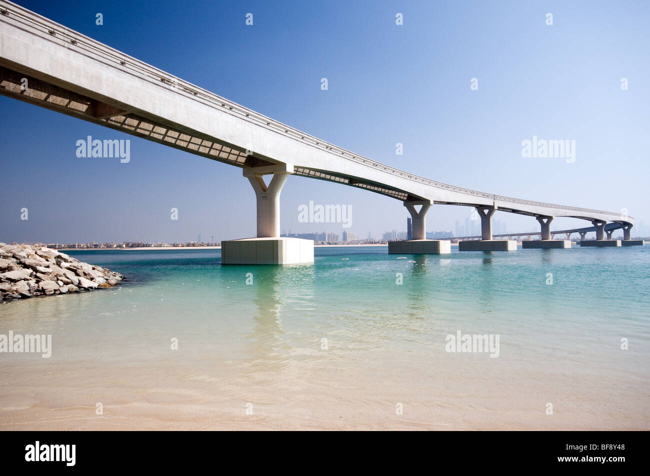 Monorail bridge to Atlantis Hotel Dubai Stock Photo - Alamy