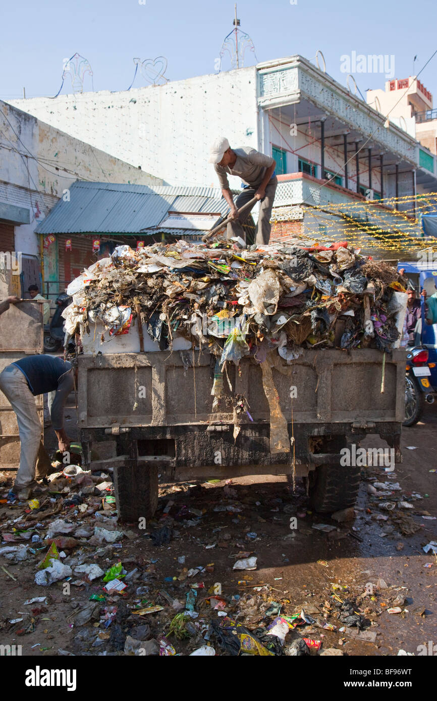 Garbage collection india hi-res stock photography and images - Alamy