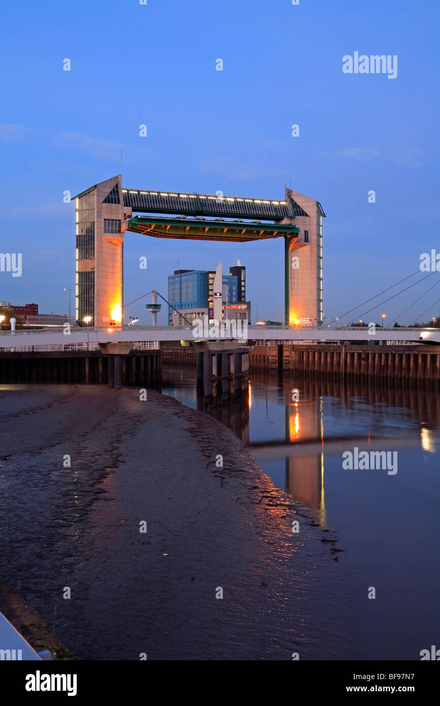River Hull tidal barrier and Premier Inn Hotel at night, Kingston upon ...