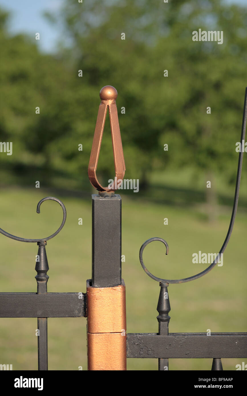 Metal fence gold hi-res stock photography and images - Alamy