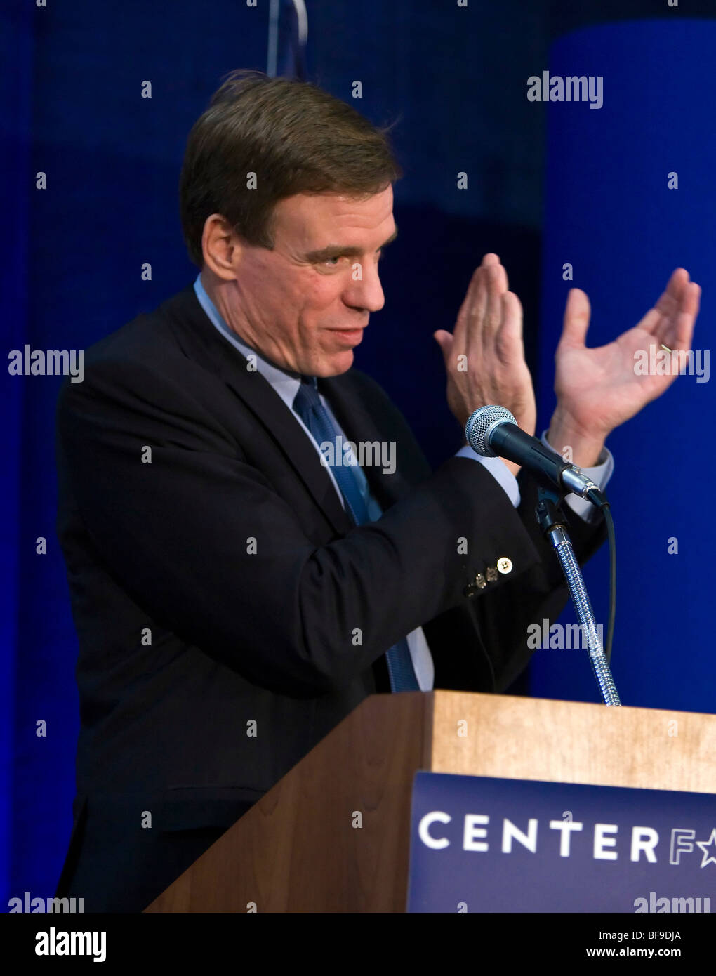 Senator Mark Warner (D-VA) clapping at a podium Stock Photo - Alamy