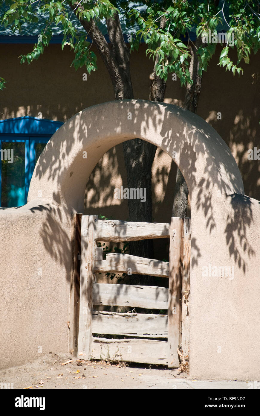 Wooden gate arch hi-res stock photography and images - Alamy