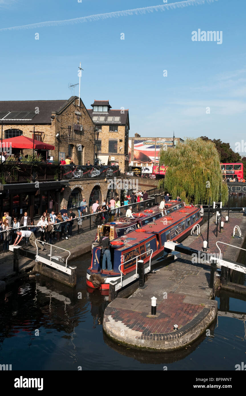 British waterways regents canal hi-res stock photography and images - Alamy
