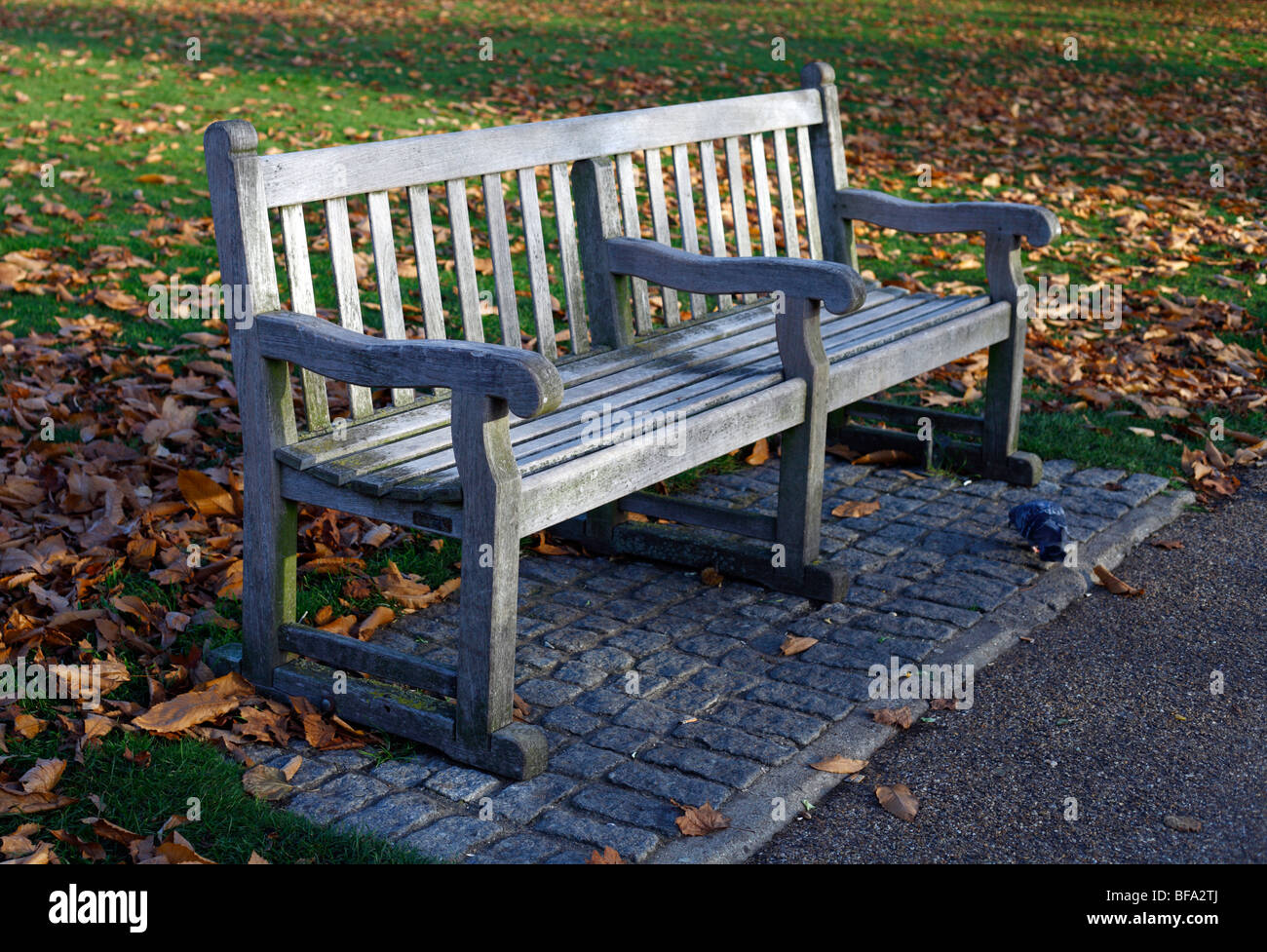 Park bench hyde park london hi-res stock photography and images - Alamy