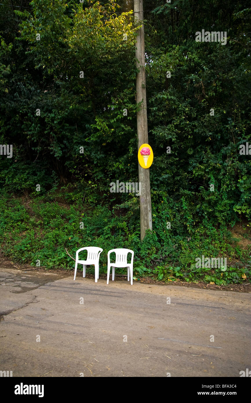 Plastic lawn chairs hi-res stock photography and images - Alamy