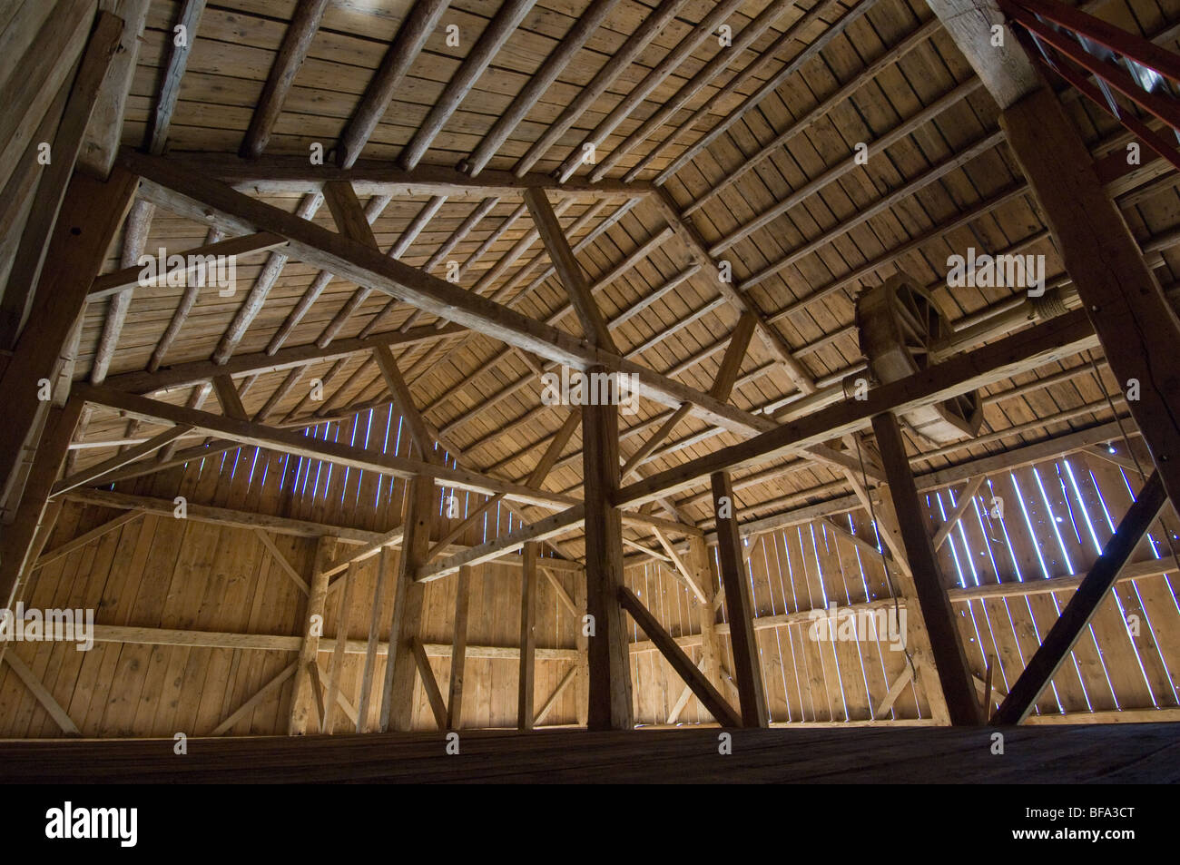 Empty timber frame barn Stock Photo - Alamy