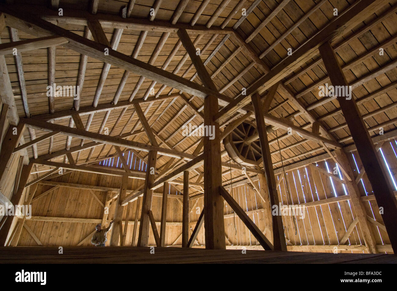 Empty timber frame barn Stock Photo - Alamy