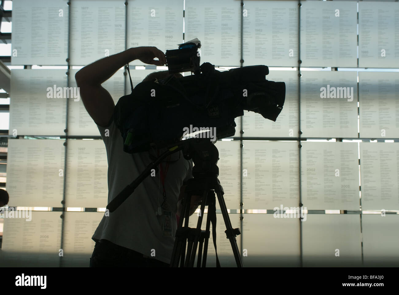 News cameraman hi-res stock photography and images - Alamy