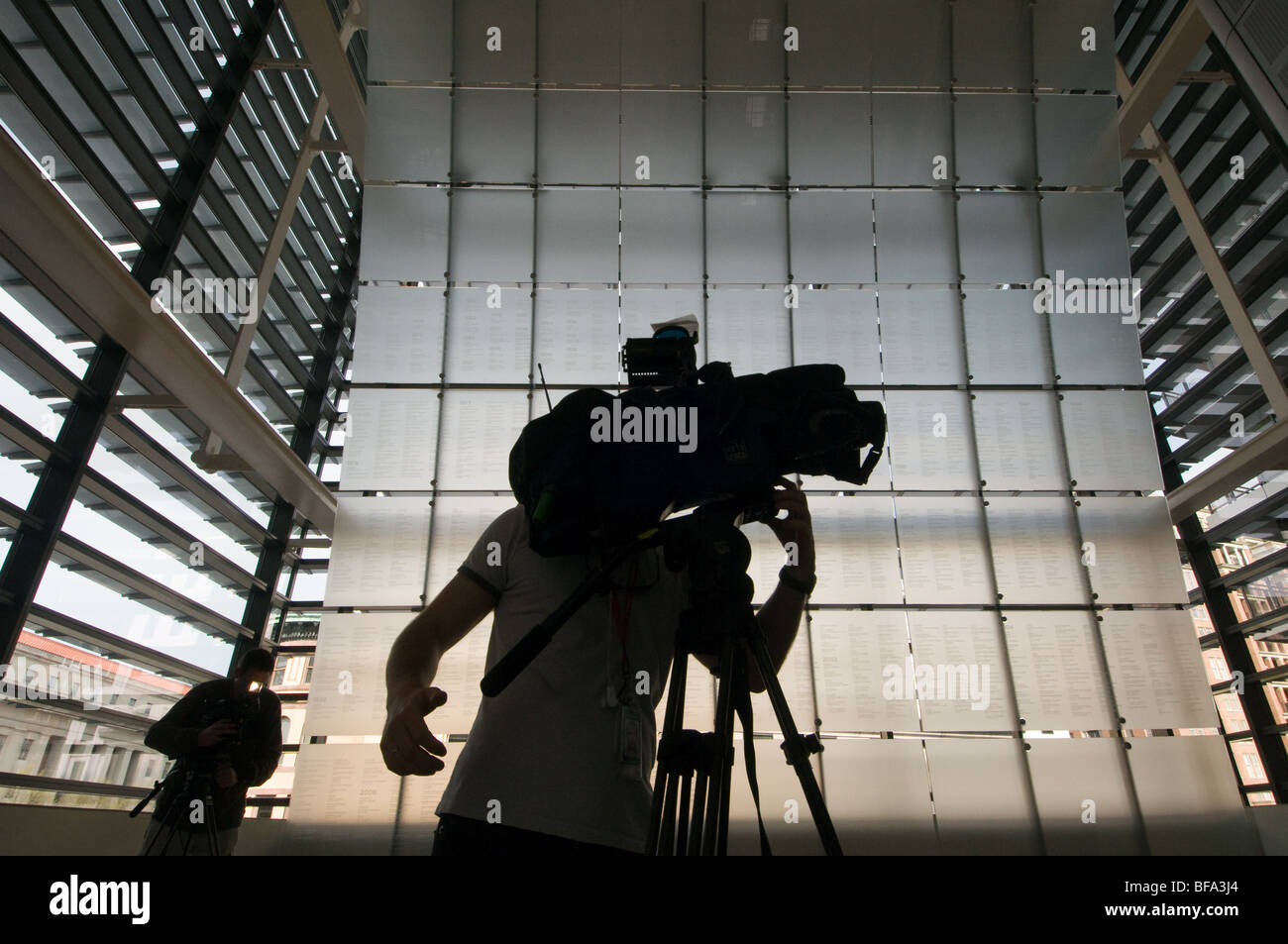 News cameraman hi-res stock photography and images - Alamy